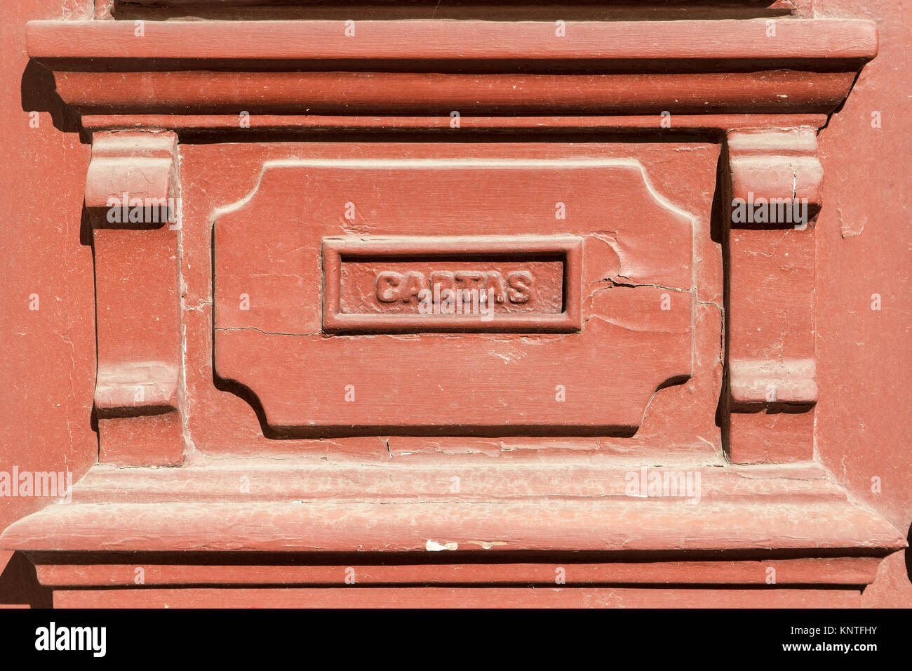 Old rusty mailbox with the word "letters" in Spanish "cartas Stock ...