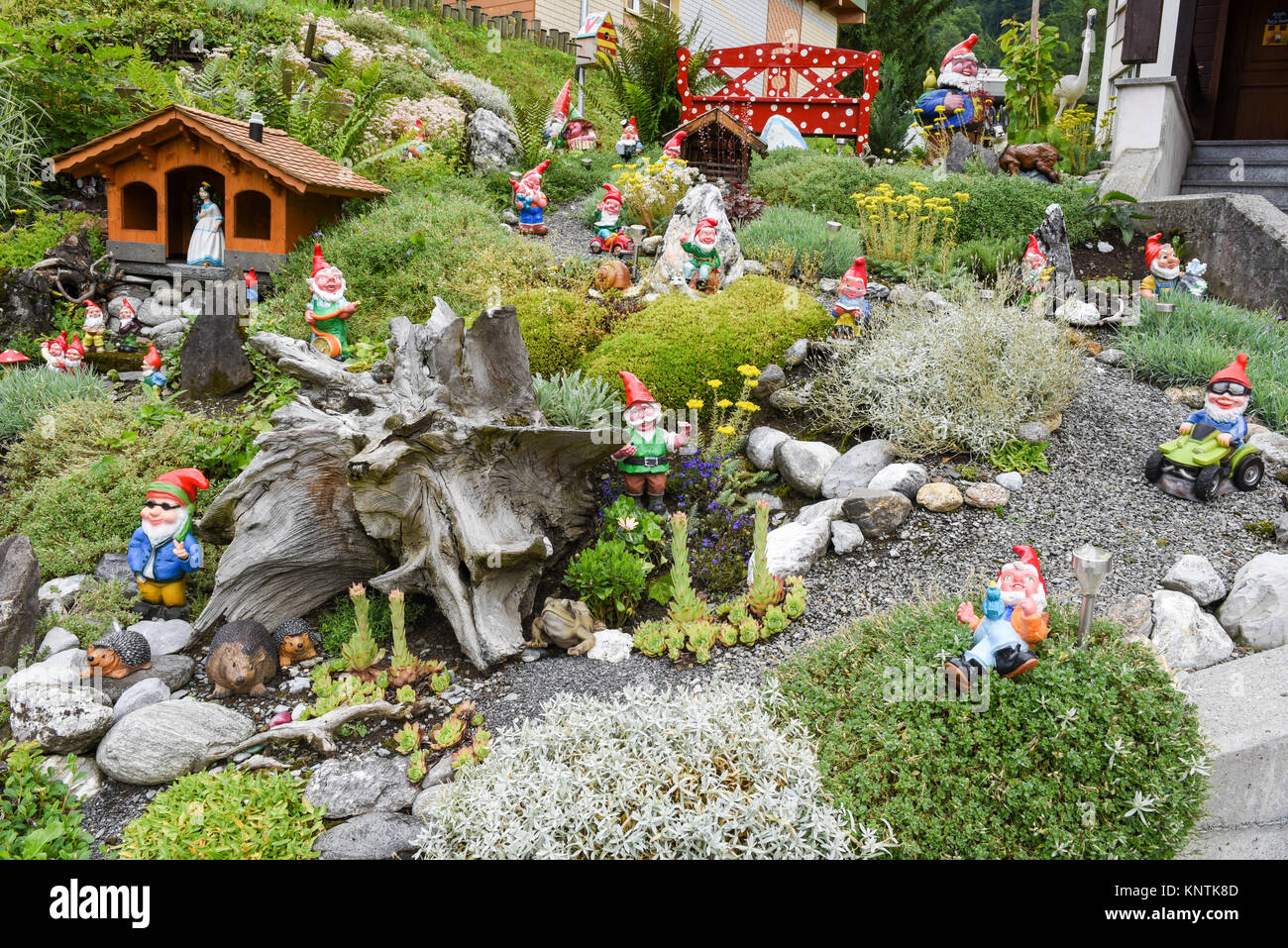 Garden gnomes hi-res stock photography and images - Alamy