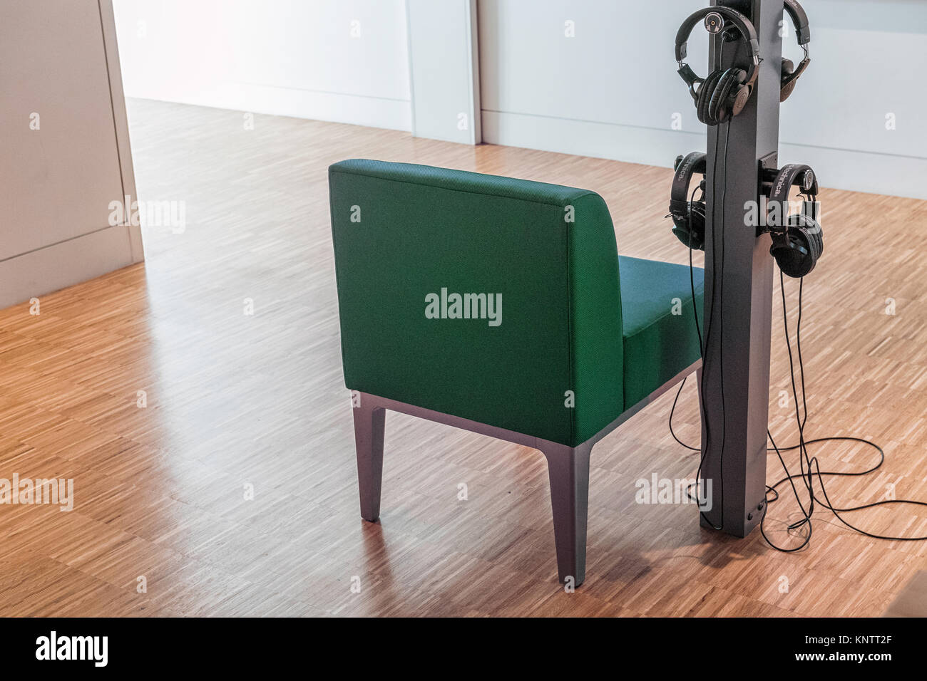 Speakers chair hi-res stock photography and images - Alamy