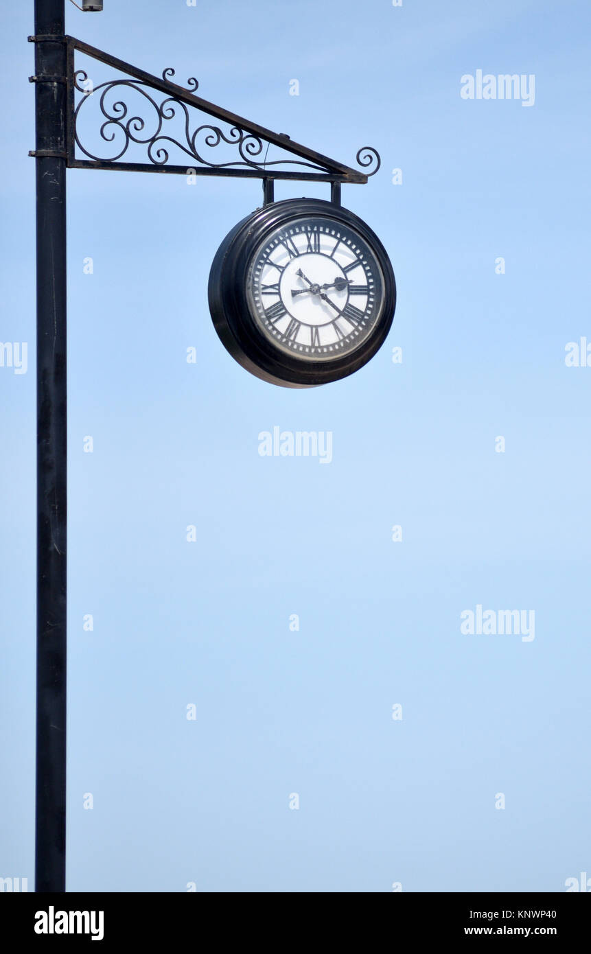 Clock on pillar hi-res stock photography and images - Alamy