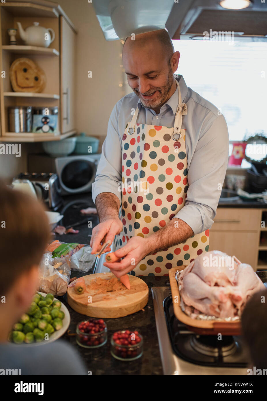 Dad cooking dinner hi-res stock photography and images - Alamy