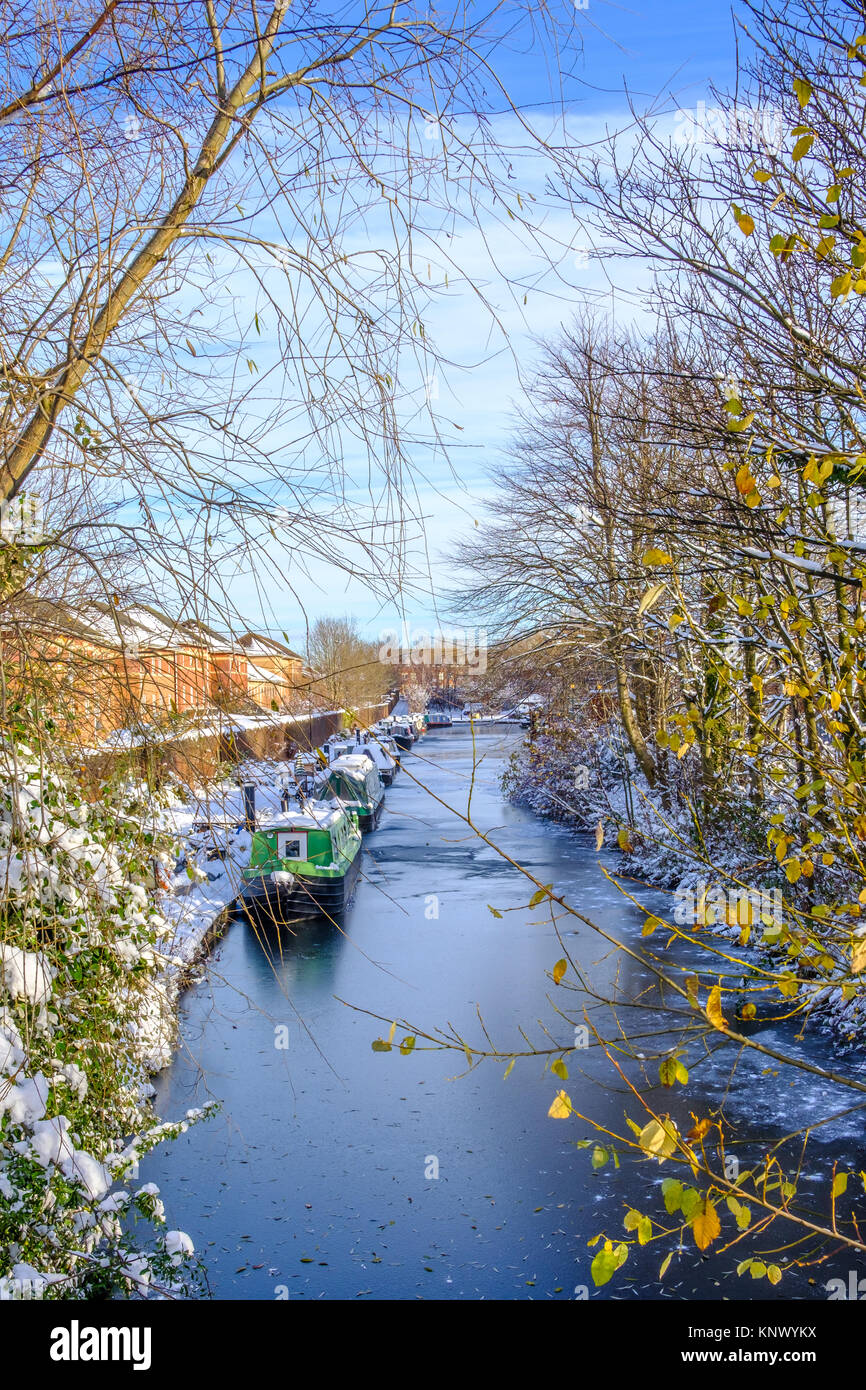 Snow covered canal boats seen in frozen Birmingham canal Stock Photo ...