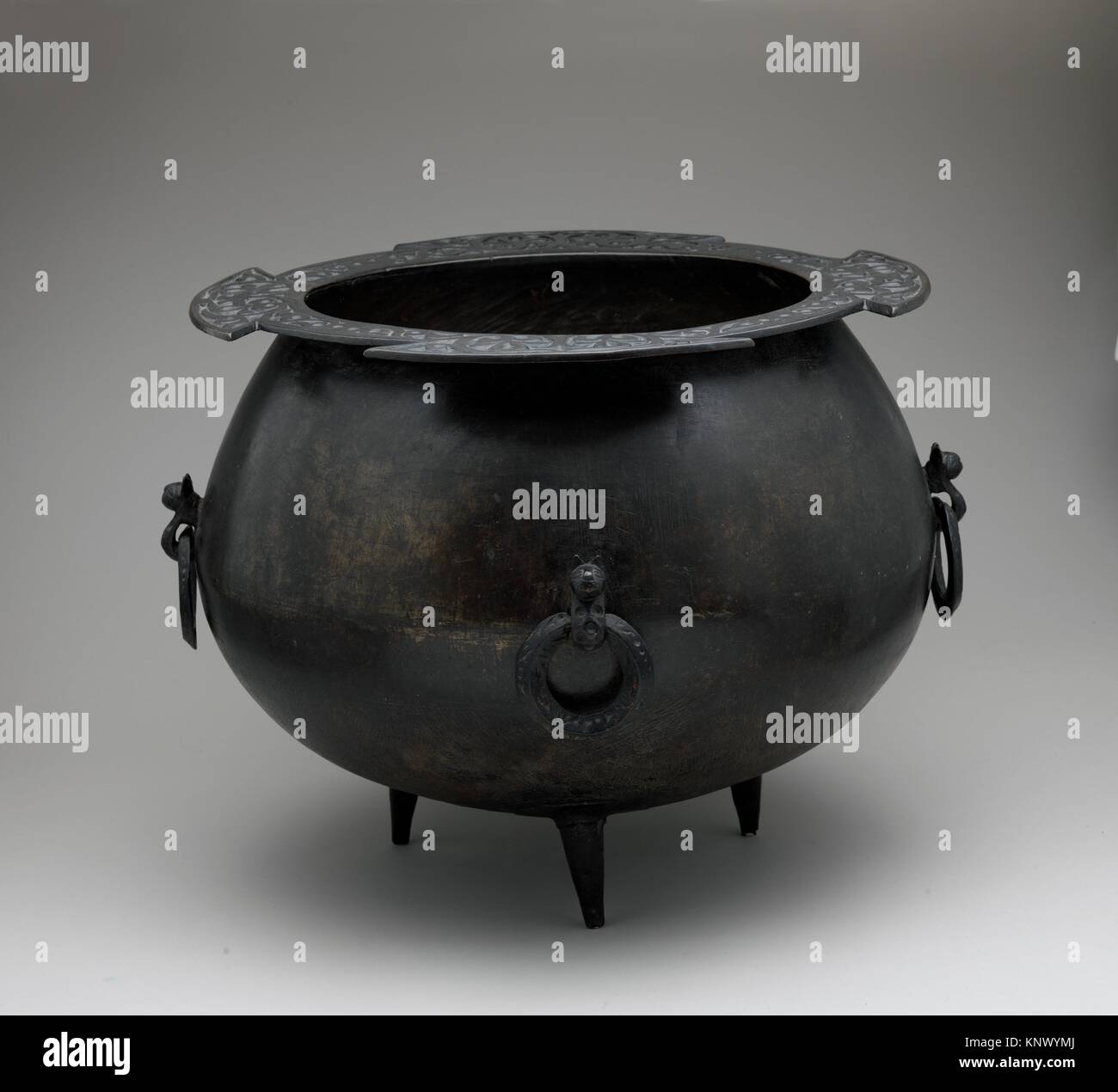 Cauldron shape hi-res stock photography and images - Alamy