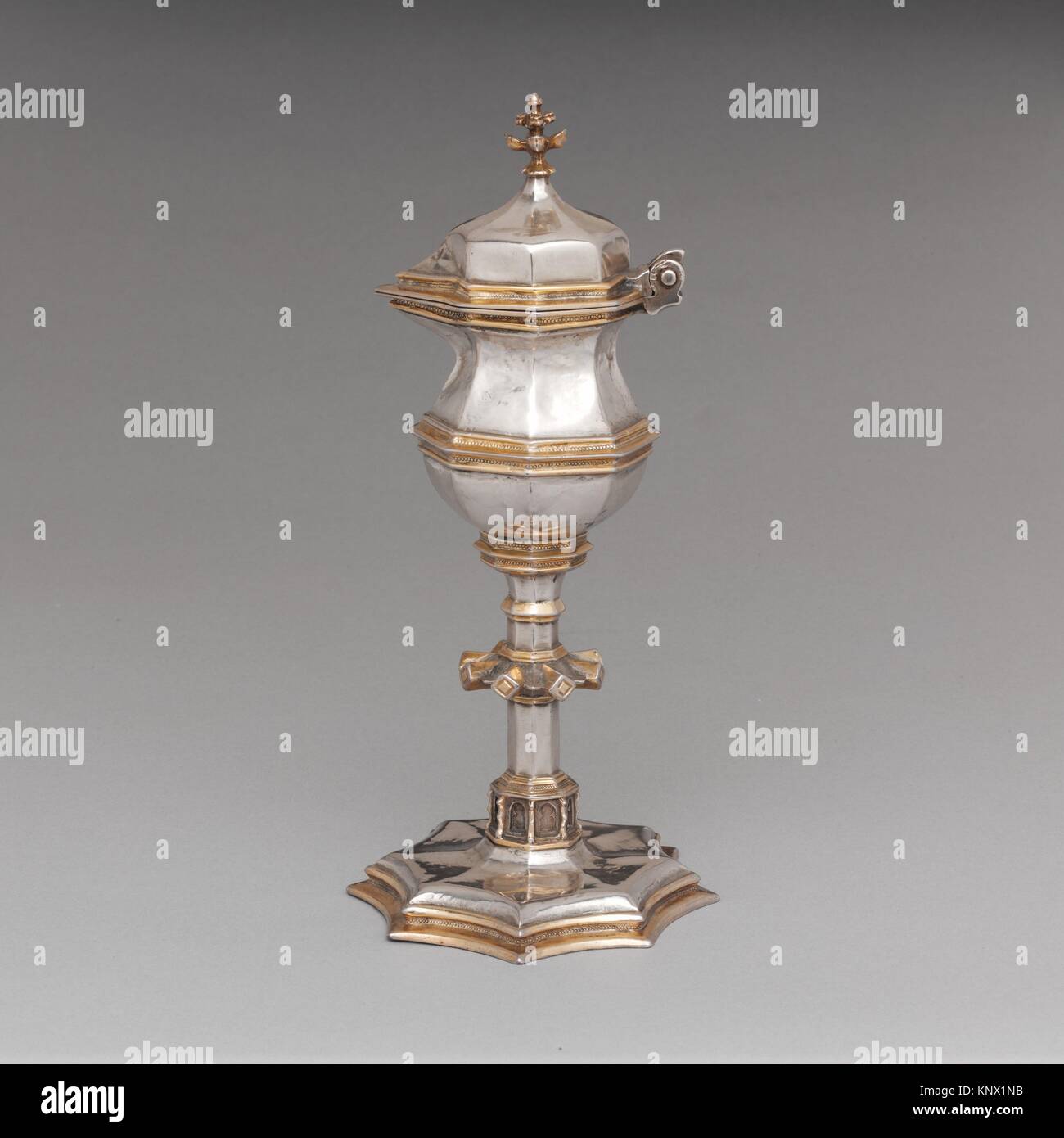 Communion chalice paten hi-res stock photography and images - Alamy