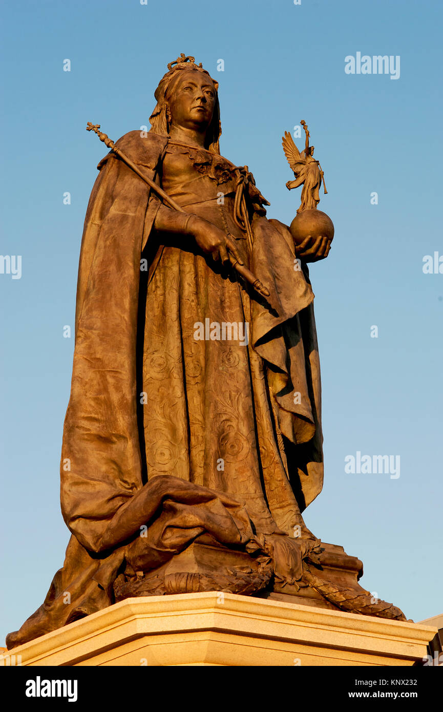 Statue of Queen Victoria in full regalia on Grand Avenue in Brighton ...