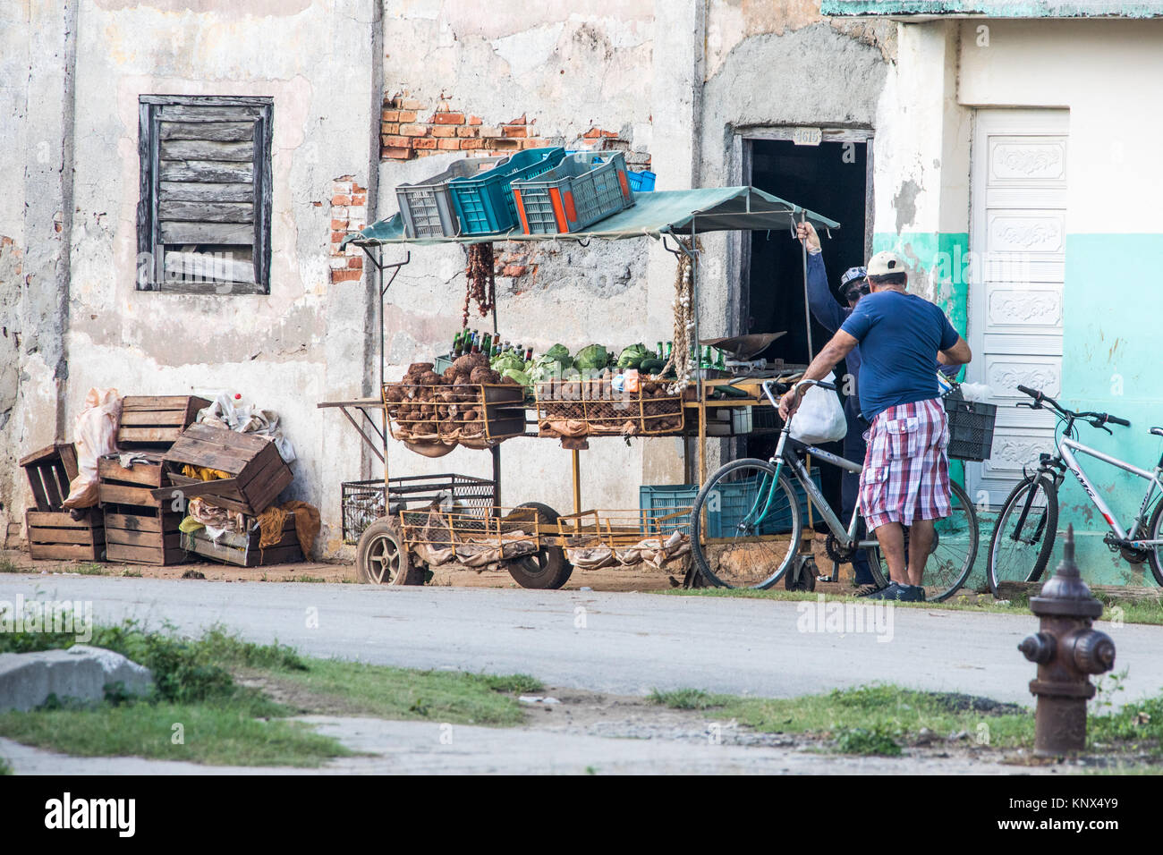 Cuban fruit stand hi-res stock photography and images - Alamy