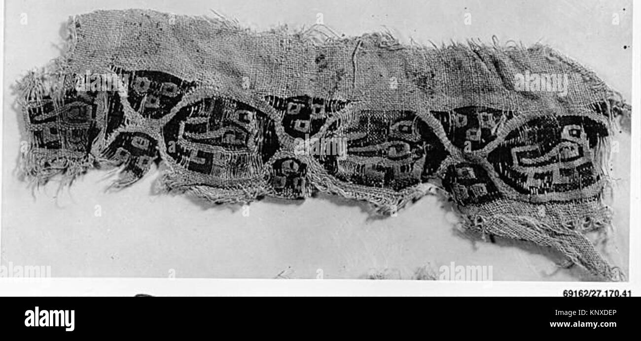 A textile fragment from Egypt showing 12th-century material and weaving ...