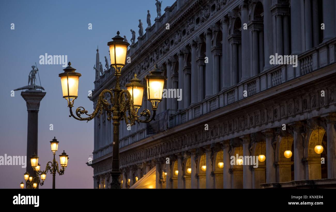 Antique street lights hi-res stock photography and images - Alamy