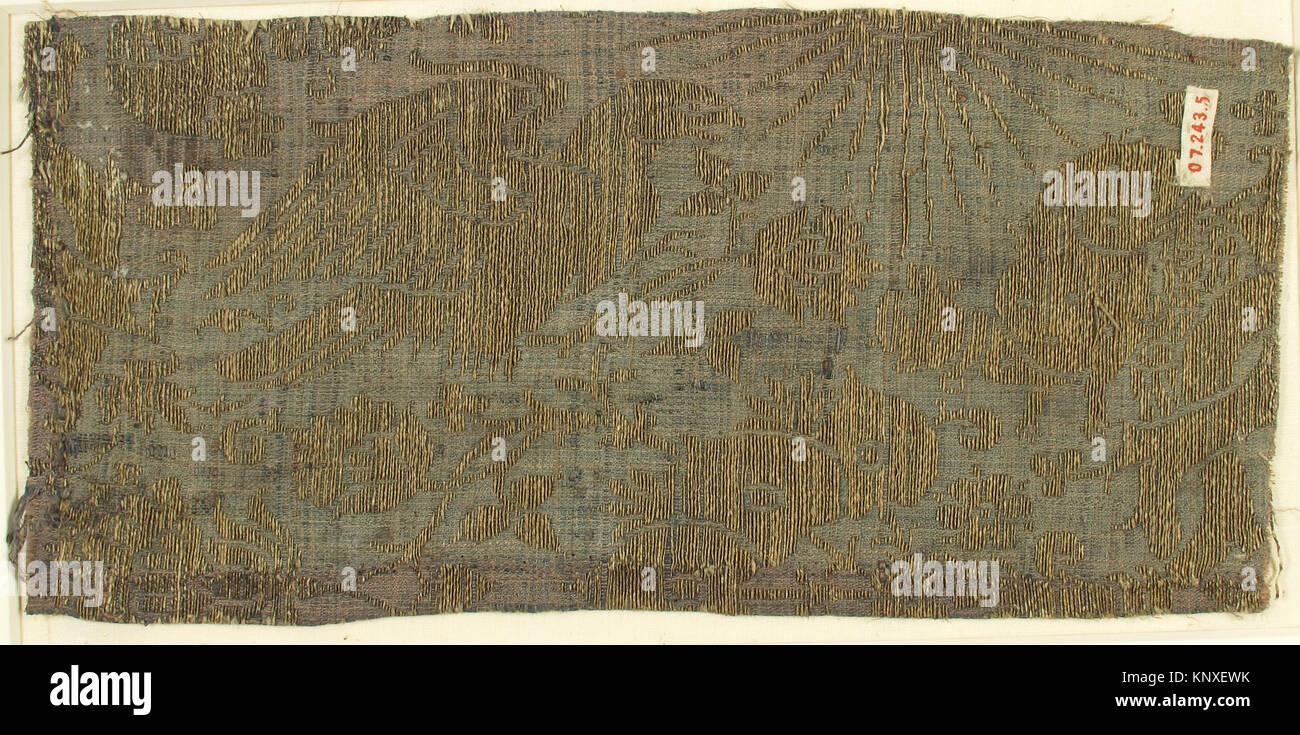 Italian 13th–15th century silk and gold-thread brocade textile ...