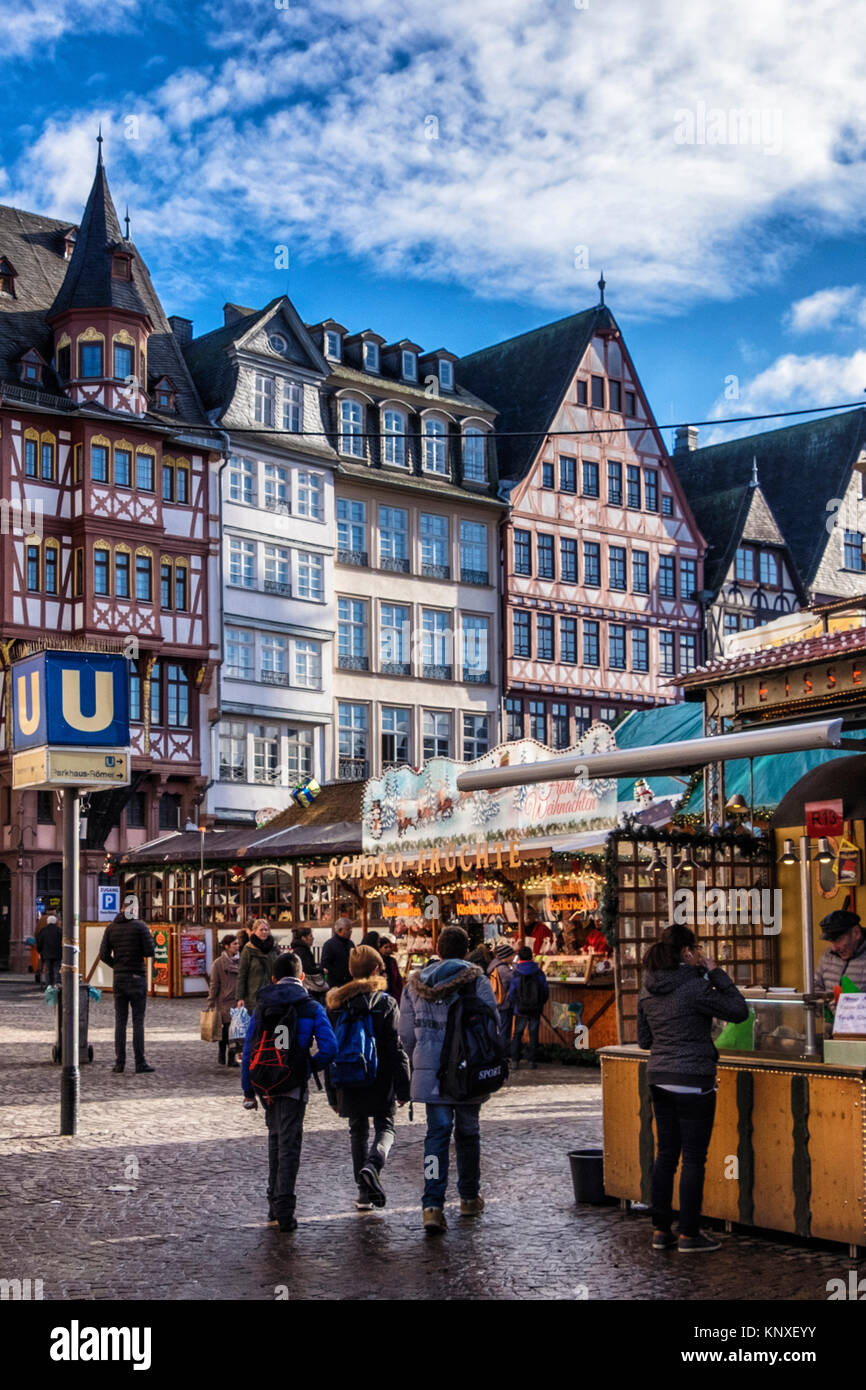 Frankfurt,Germany. Traditional German Market stalls on Römerberg with ...