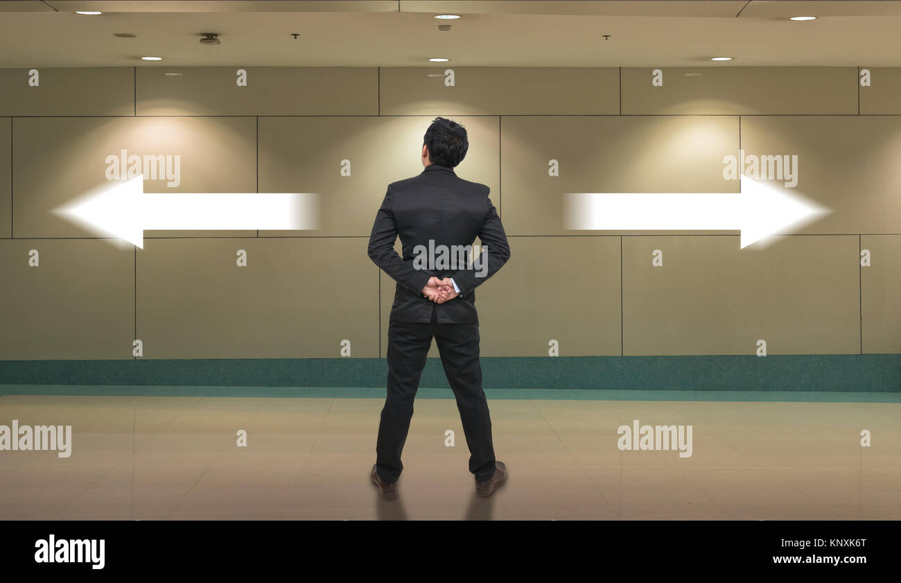 Two arrows pointing in opposite directions hi-res stock photography and ...