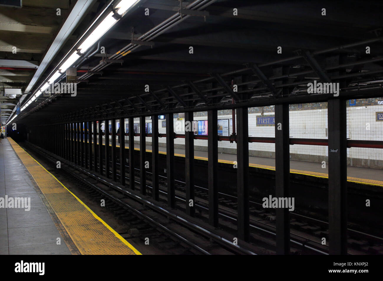 Platform edge safety markings hi-res stock photography and images - Alamy