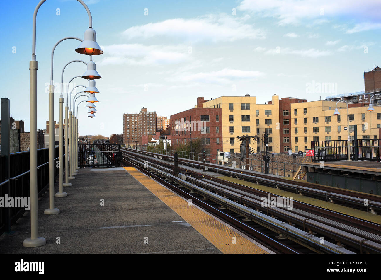 Elevated subway track hi-res stock photography and images - Alamy