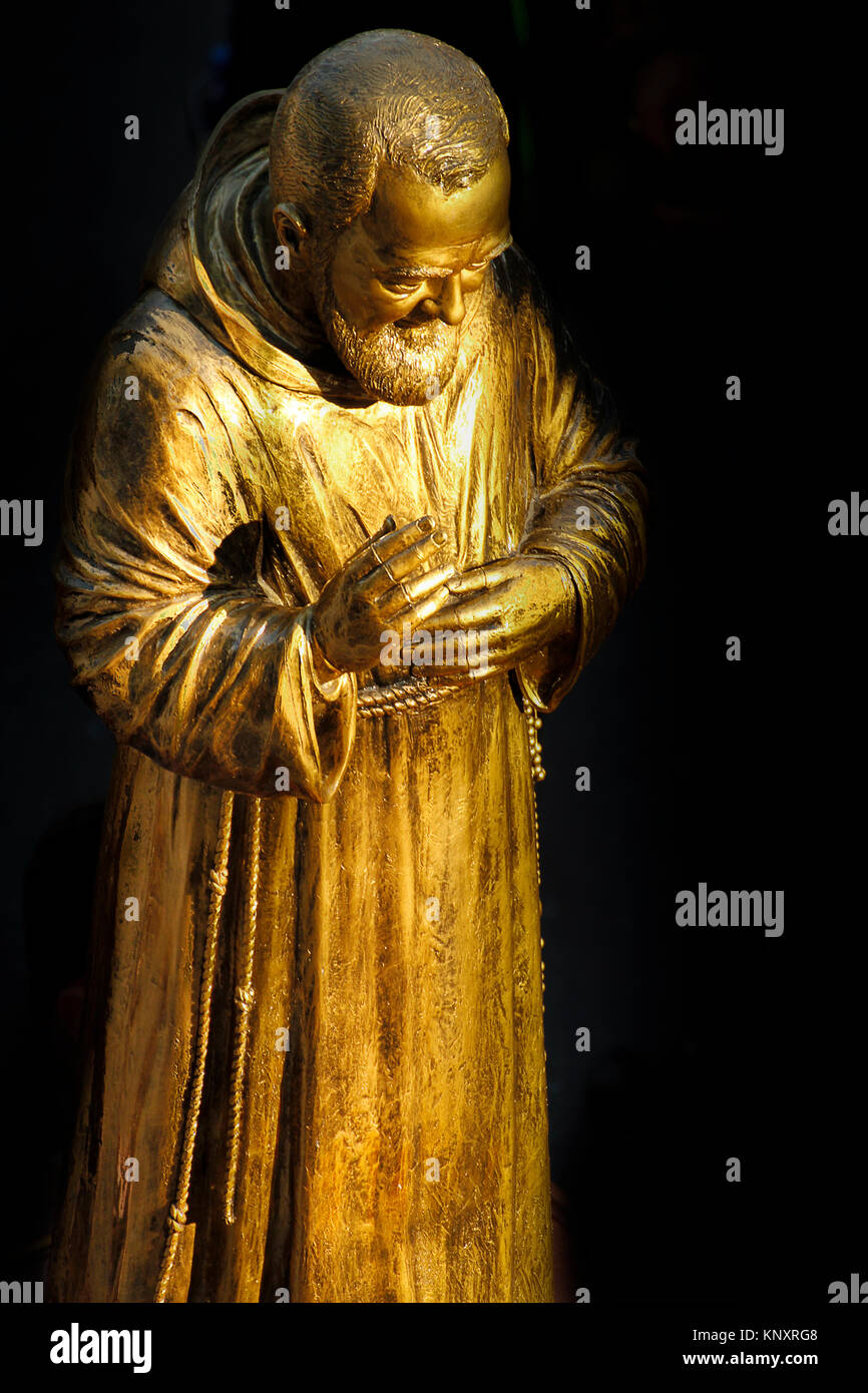 A golden statue of the Saint Padre Pio of Pietrelcina Stock Photo - Alamy