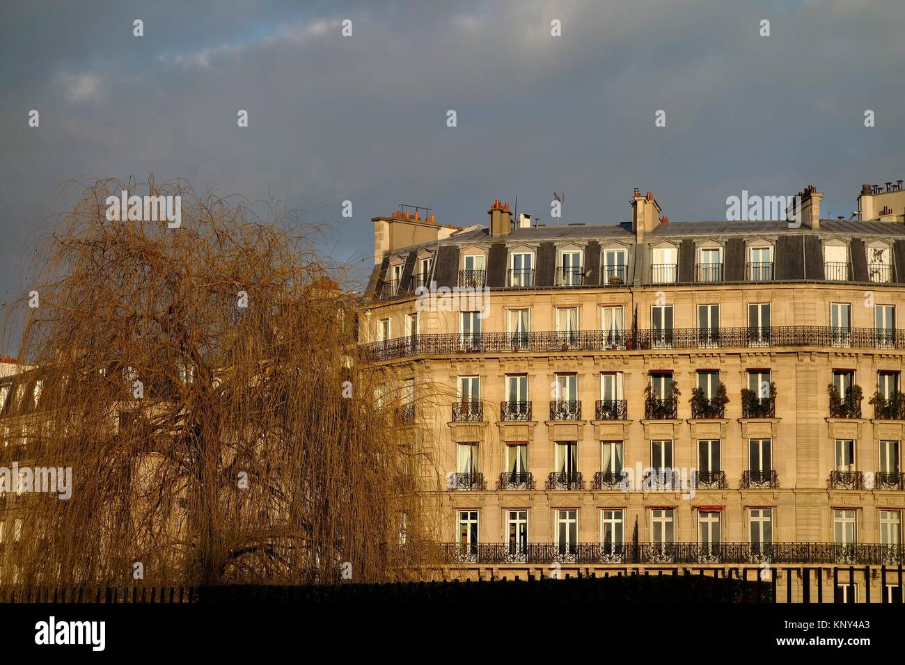 Parisian buildings color hi-res stock photography and images - Alamy