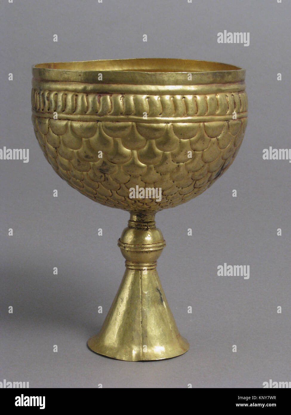 This gold goblet, cataloged as MET sf17-190-1712s1, dates to the 700s ...
