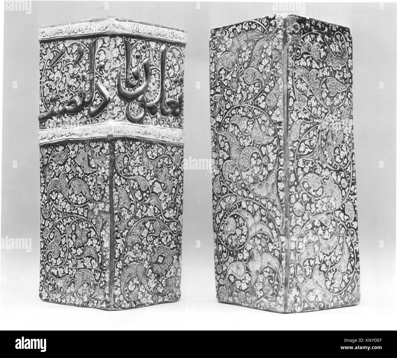 A ceramic corner tile catalogued as MET 40.181.9 450366, displaying ...