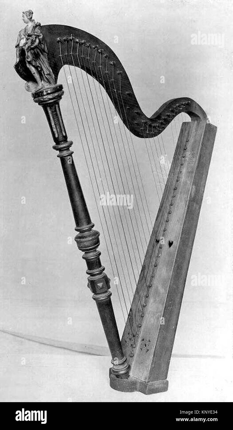 Classical harp vertical strings hi-res stock photography and images - Alamy