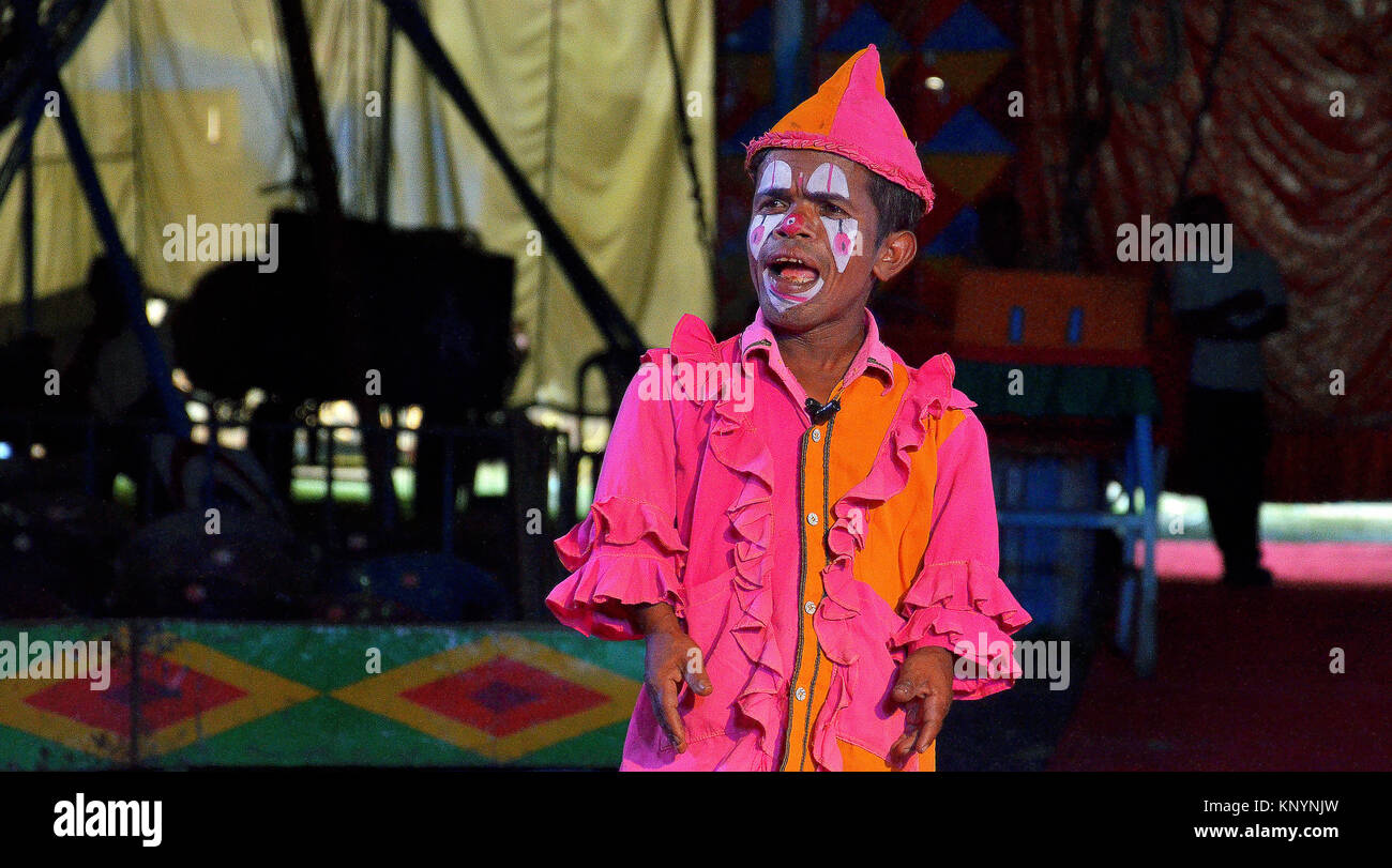 Kolkata, India. 12th Dec, 2017. An Indian clown are comic performers ...