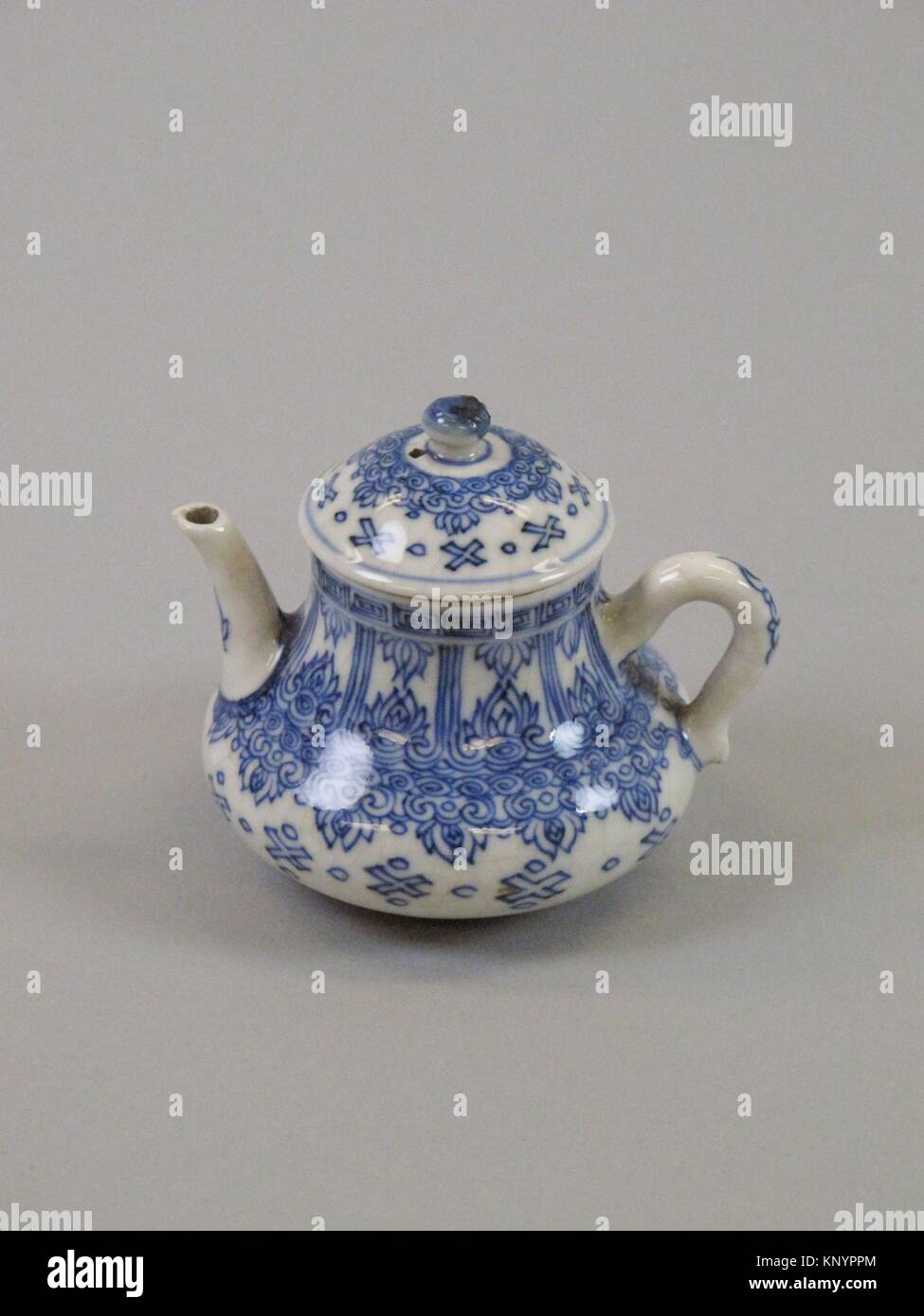 Tea porcelain 1700s hi-res stock photography and images - Alamy