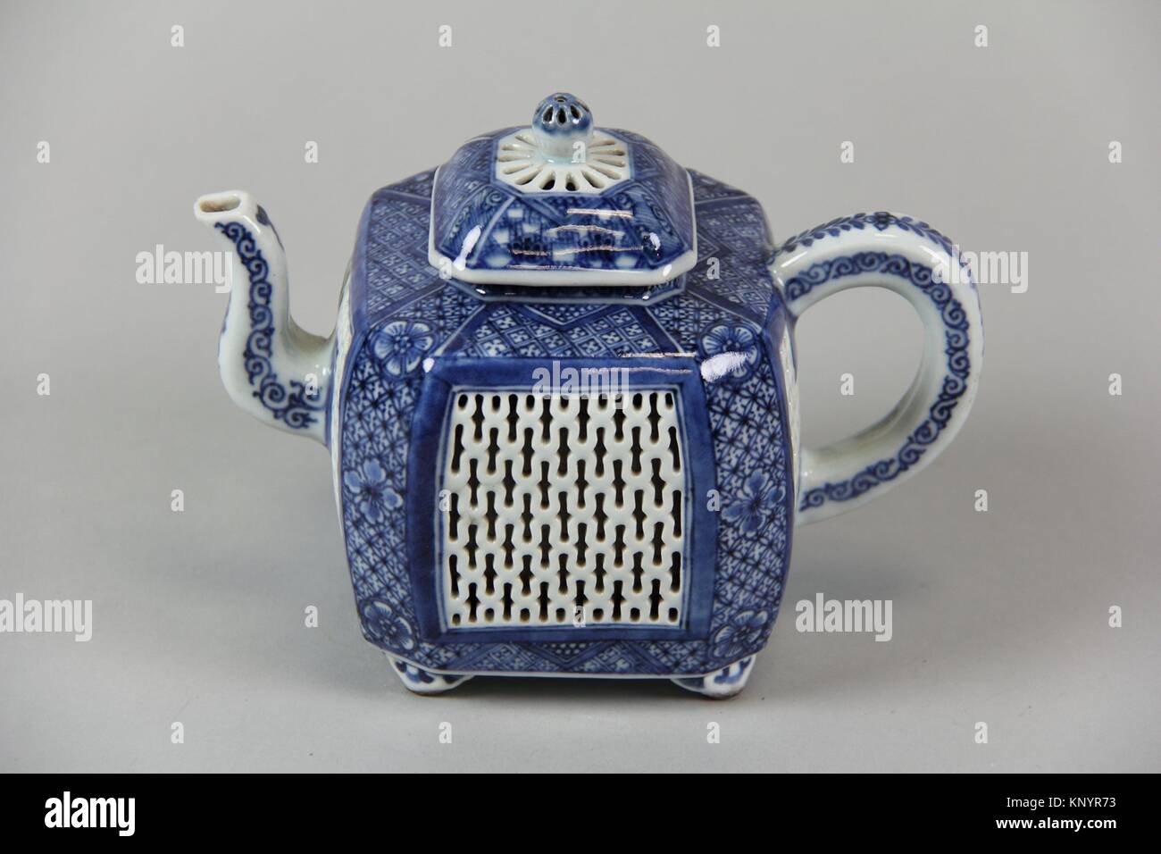 Tea porcelain 1700s hi-res stock photography and images - Alamy