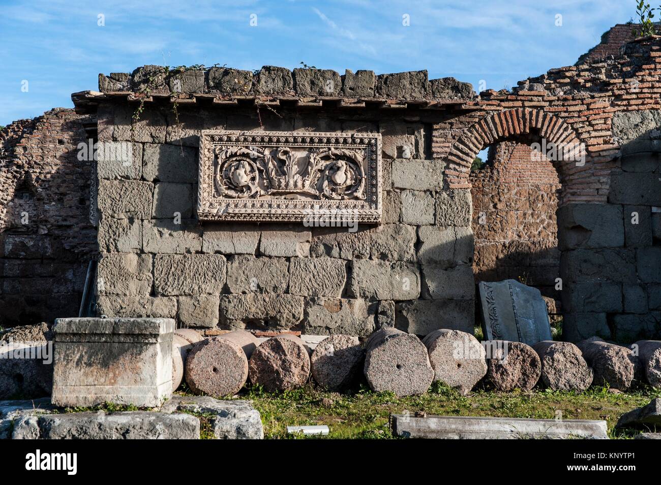 Old roman structure hi-res stock photography and images - Alamy