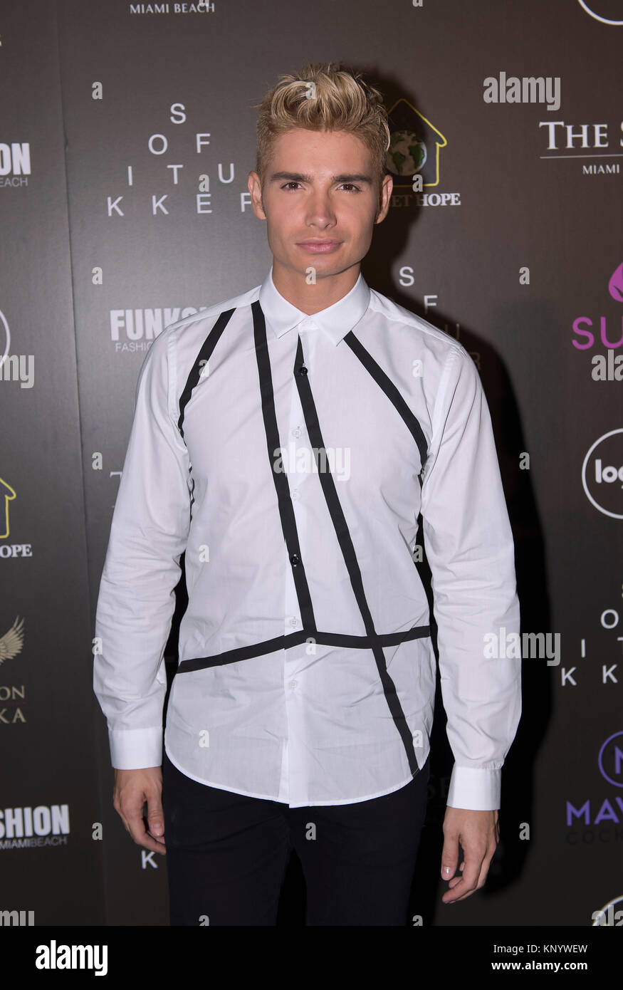 Kelly acosta hi-res stock photography and images - Alamy