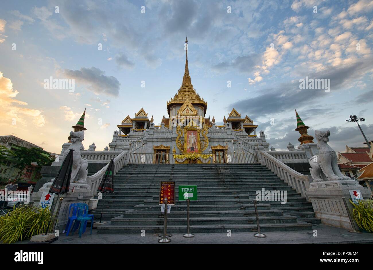 Wat Traimit at sunset, Bangkok, Thailand Stock Photo - Alamy