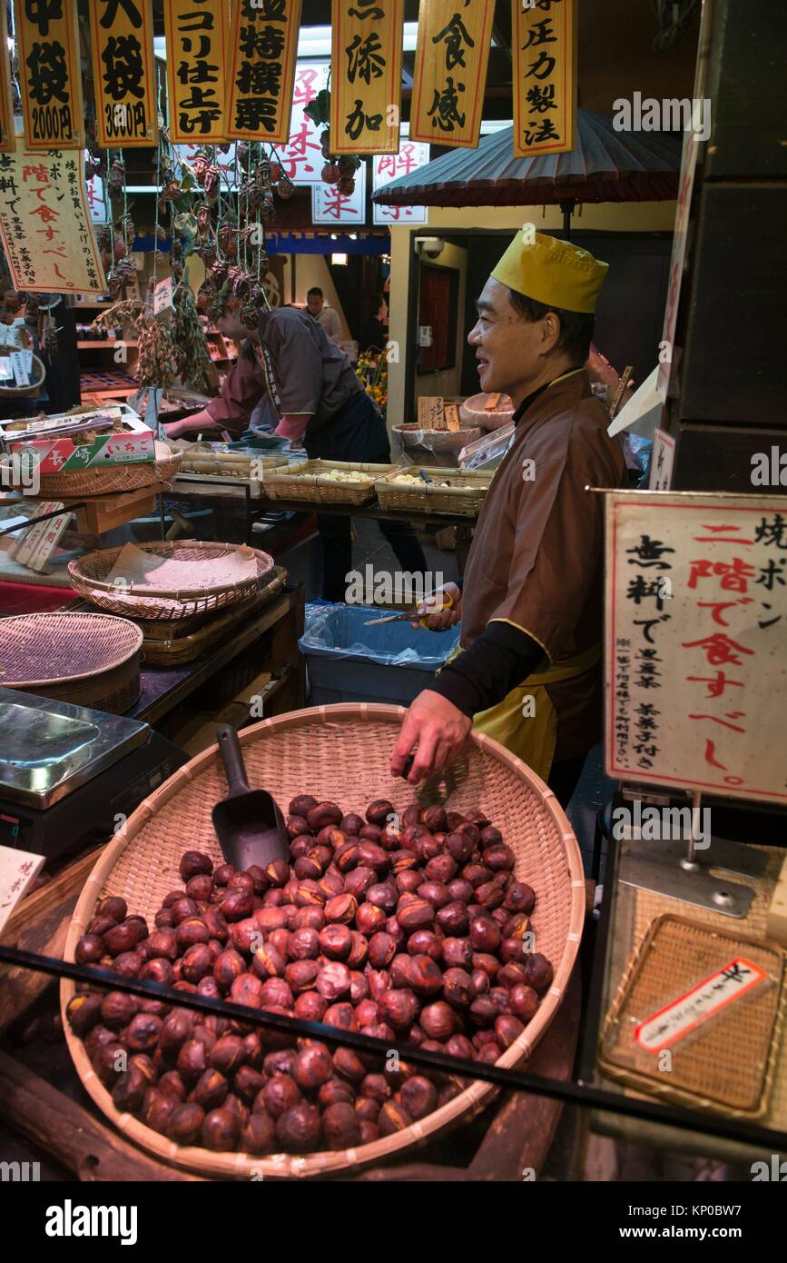 Chestnut vendor hi-res stock photography and images - Alamy