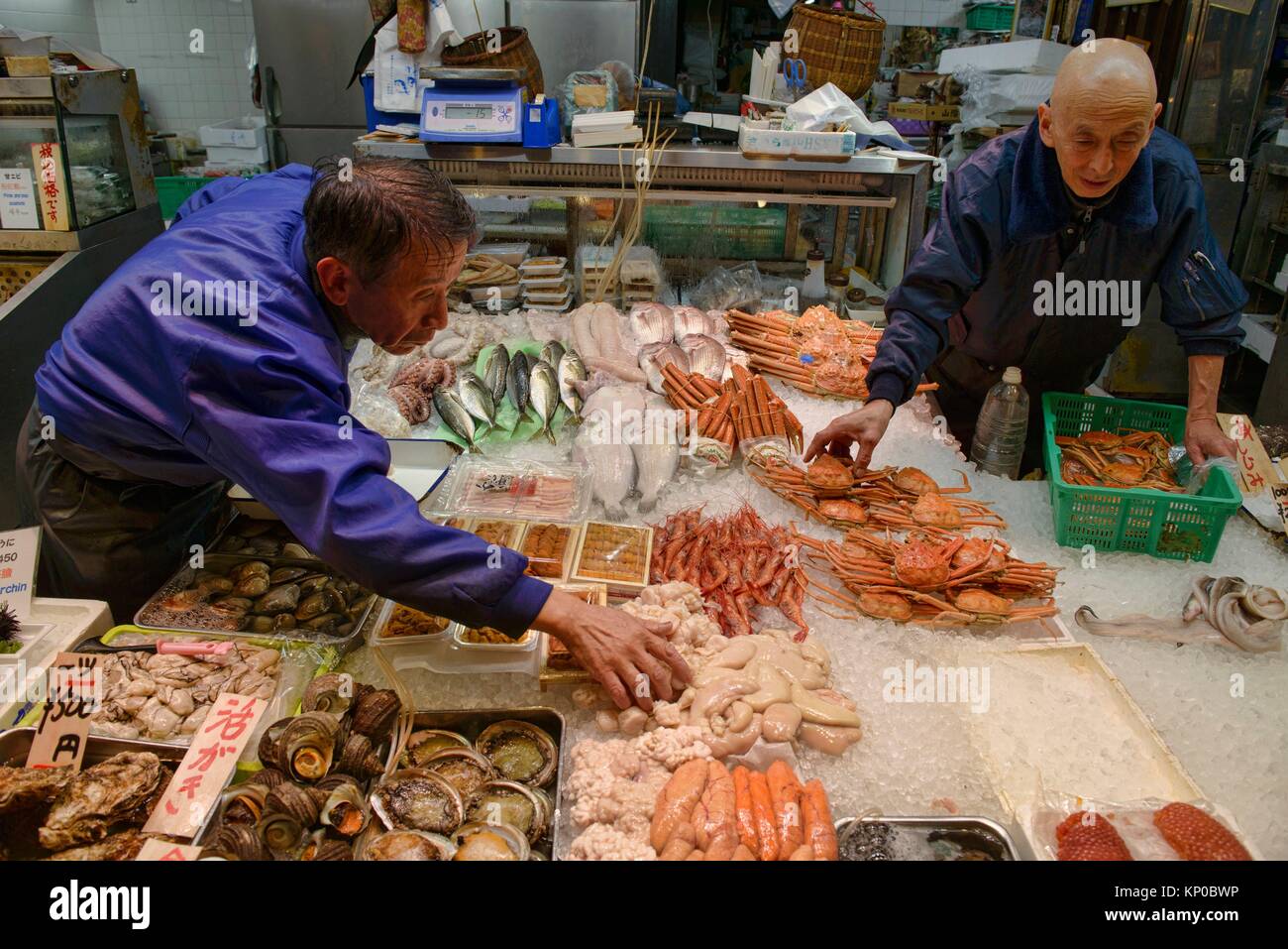 Kyoto market vendor fish hi-res stock photography and images - Alamy