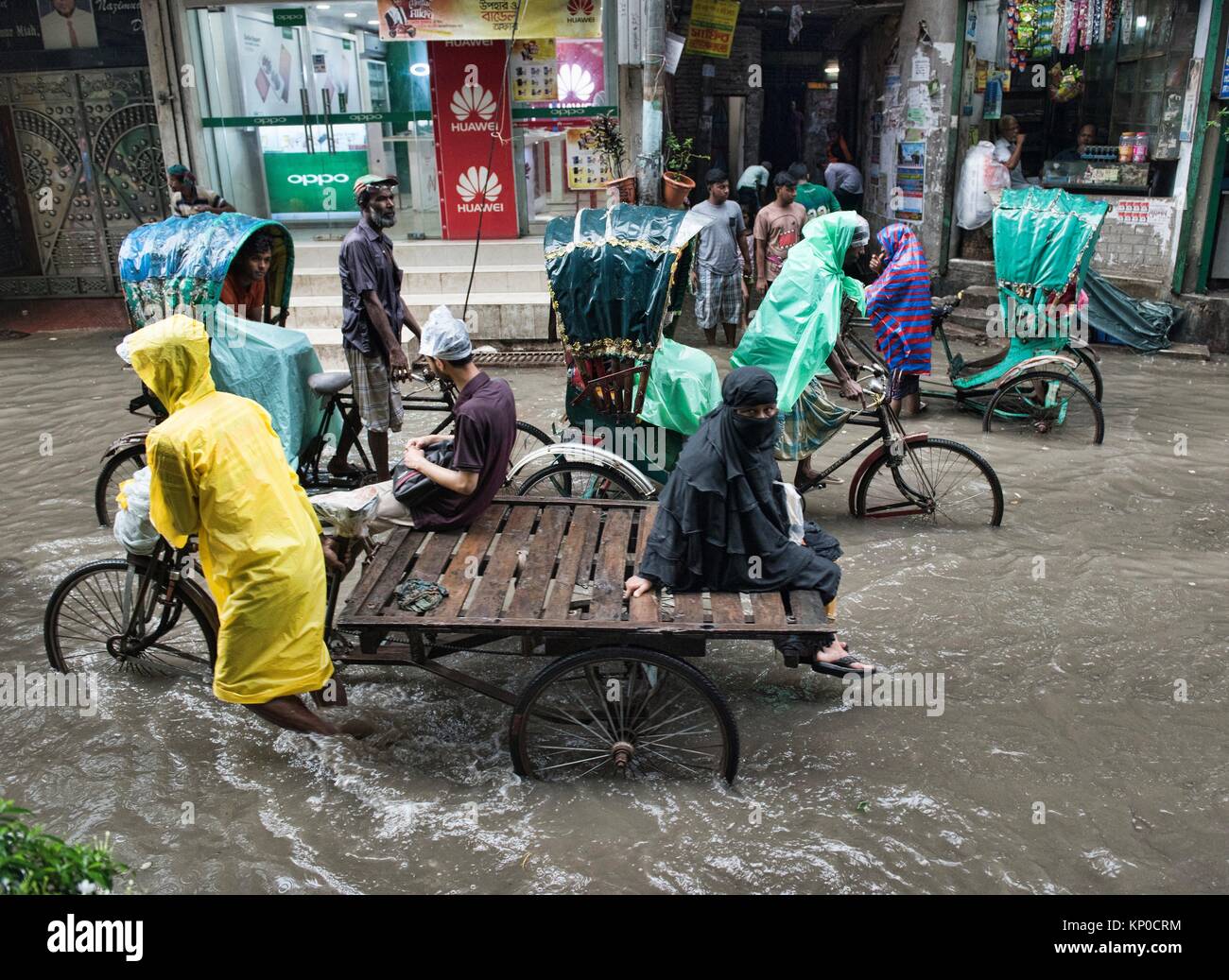 Rickshaws in dhaka hi-res stock photography and images - Alamy