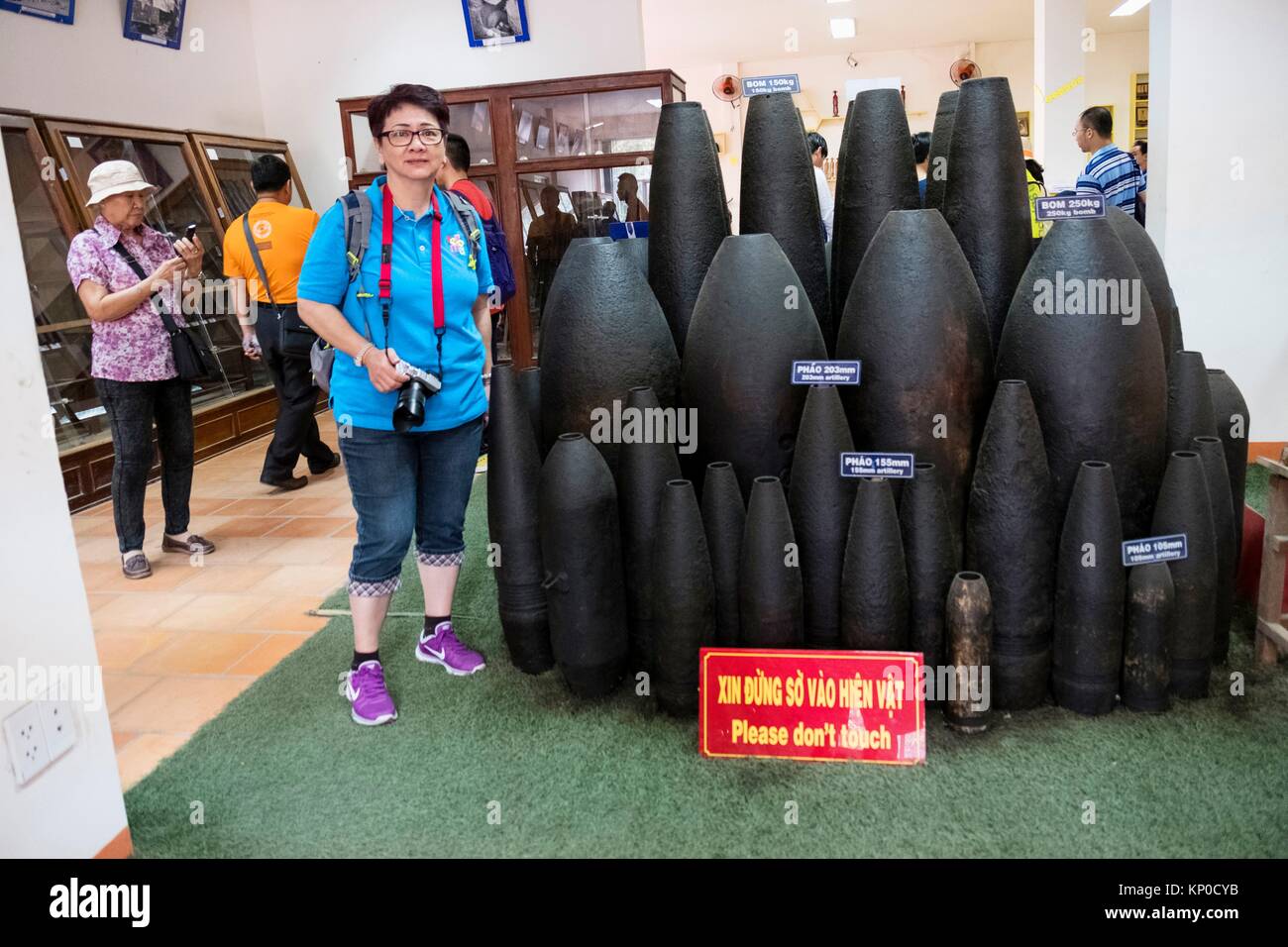 Old bomb shell hi-res stock photography and images - Alamy