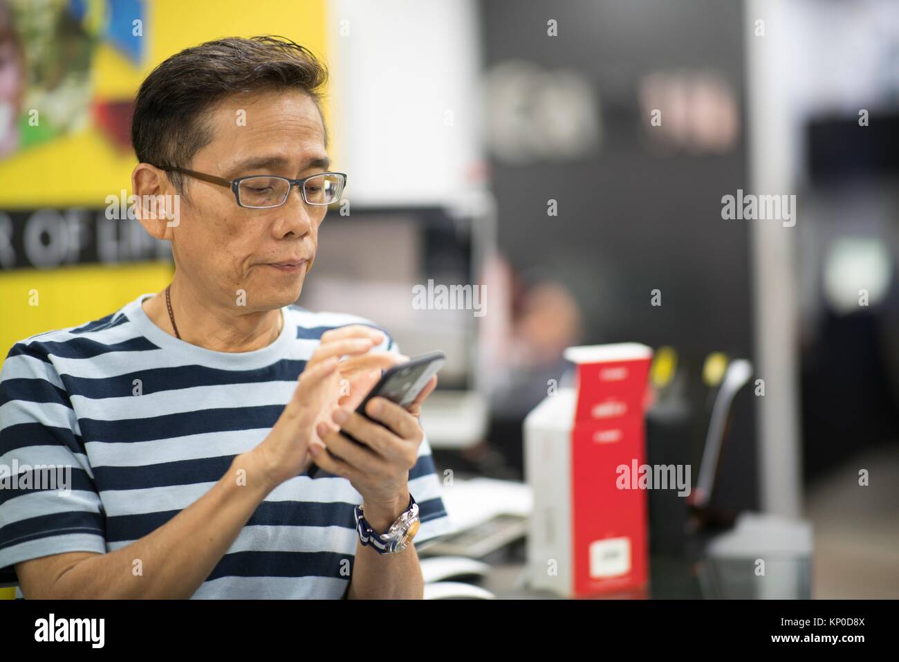 Man using handphone Stock Photo - Alamy