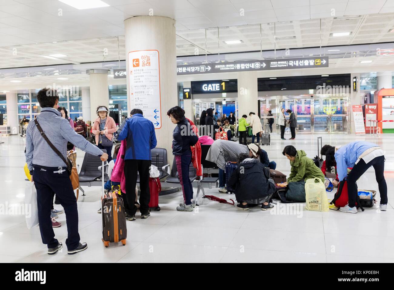 Repack suitcase airport hi-res stock photography and images - Alamy