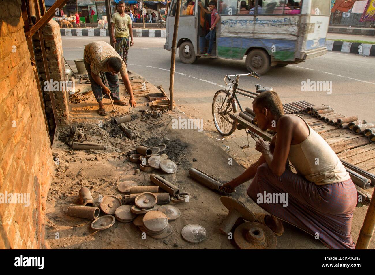 Worker moulding hi-res stock photography and images - Alamy