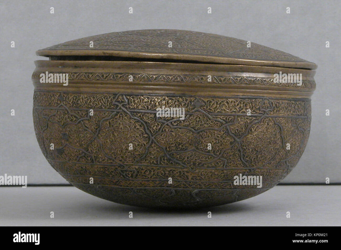 Bowl with Lid MET sf66-197-2c 451884 Stock Photo - Alamy