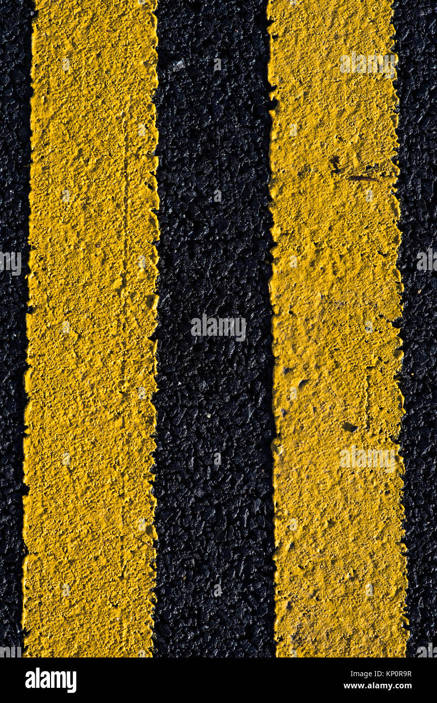 Double yellow line and road hi-res stock photography and images - Alamy