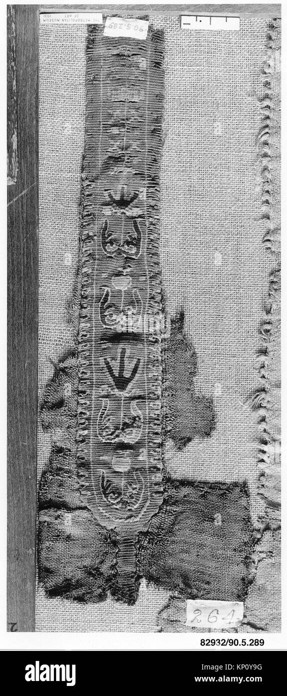 A 7th-century linen and wool tunic fragment from Egypt, illustrating ...