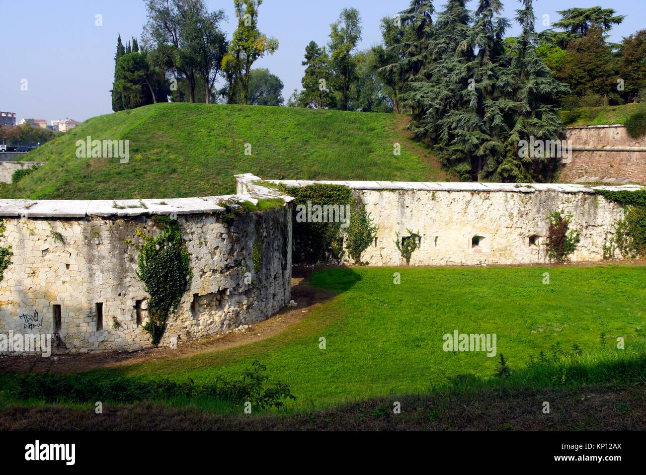 Ancient defensive architecture hi-res stock photography and images - Alamy
