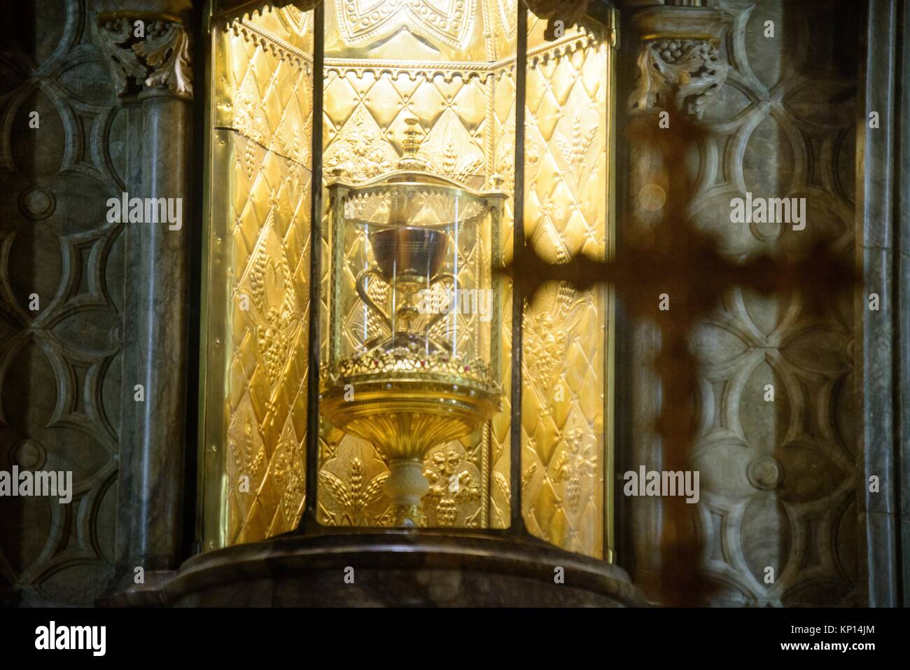 Chalice well hi-res stock photography and images - Alamy