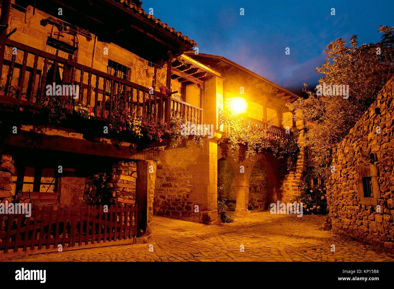 Street at night barcena mayor hi-res stock photography and images - Alamy