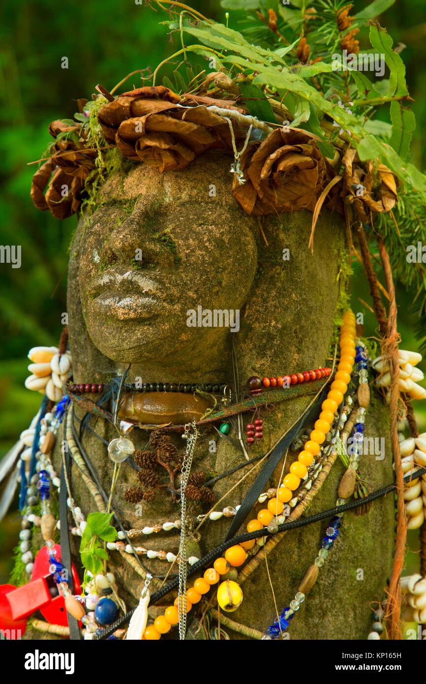 Statue forest hi-res stock photography and images - Alamy