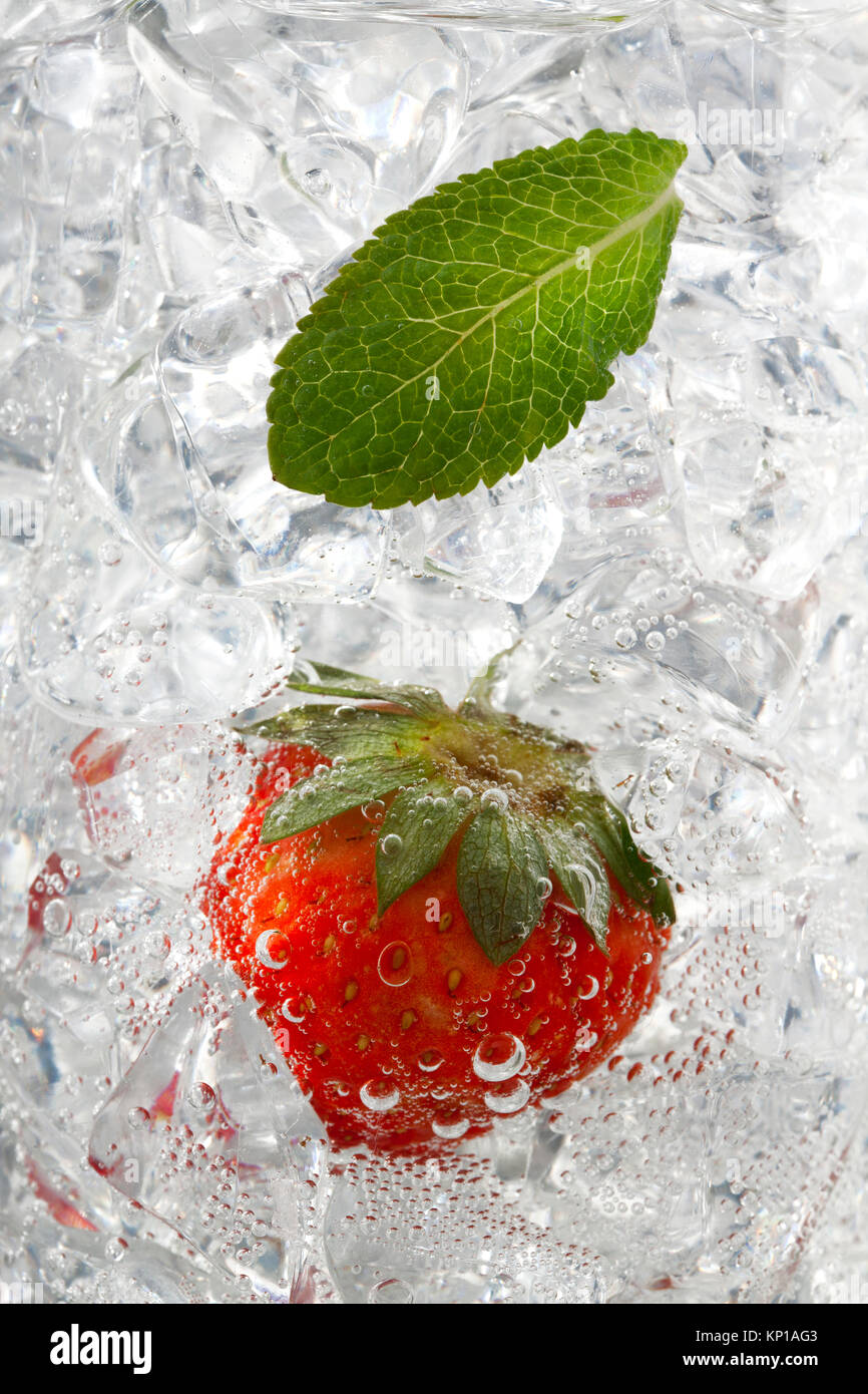 peppermint leaf and strawberry on ice cubes Stock Photo - Alamy
