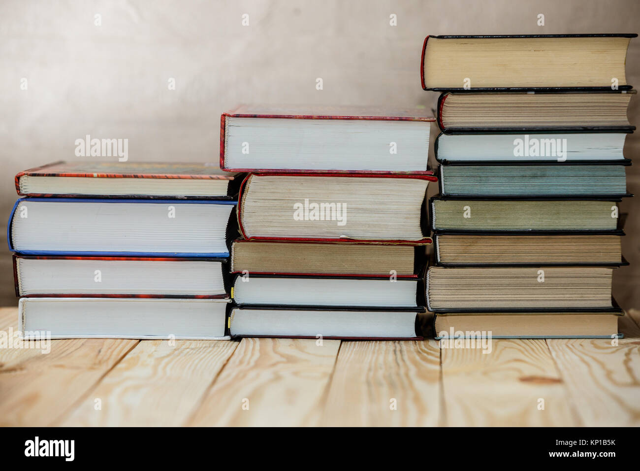 Well read bookshelf hi-res stock photography and images - Alamy