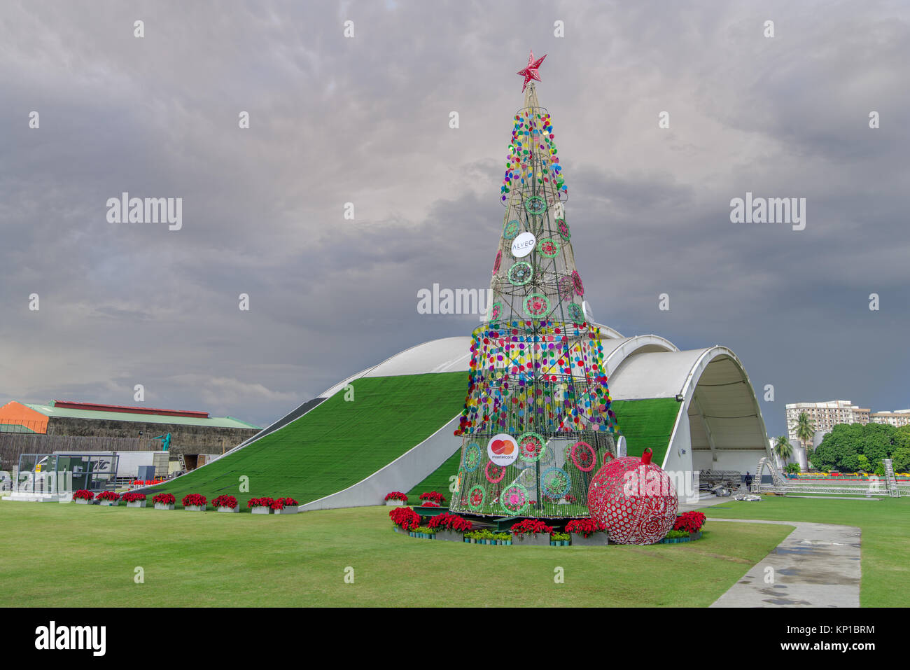 Nov 30, 2017 Christmas tree at Globe circuit in Makati city ...