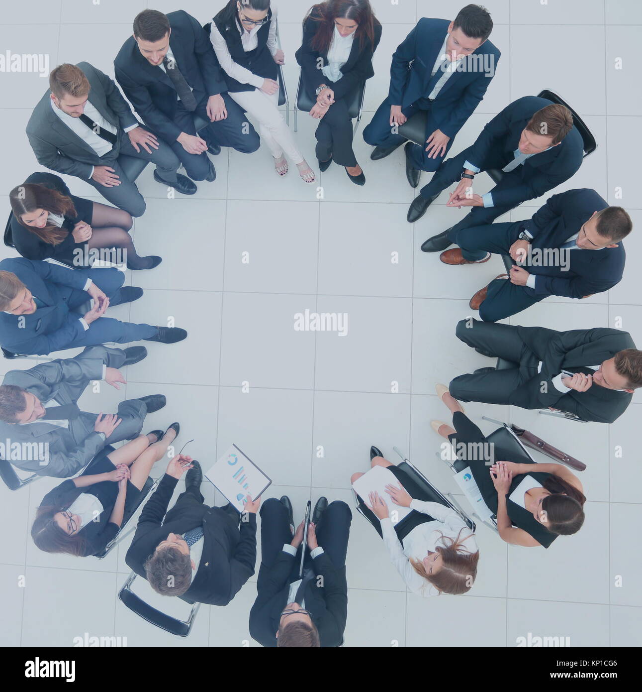 Circle people sitting on chairs hi-res stock photography and images - Alamy