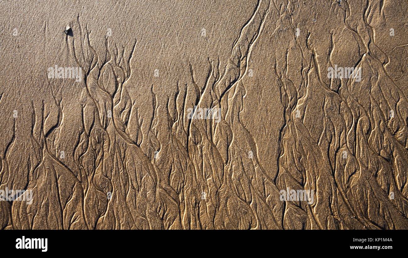 Abstract design pattern formed naturally on beach sand Stock Photo - Alamy