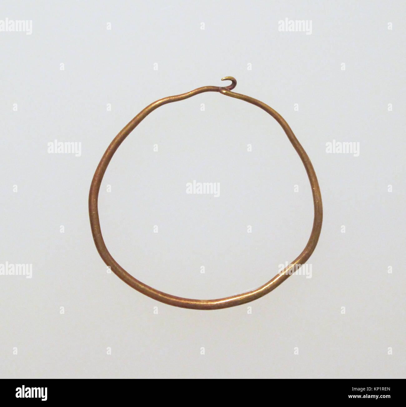 Earring-loop type, plain MET sf74513849 243267 Stock Photo - Alamy