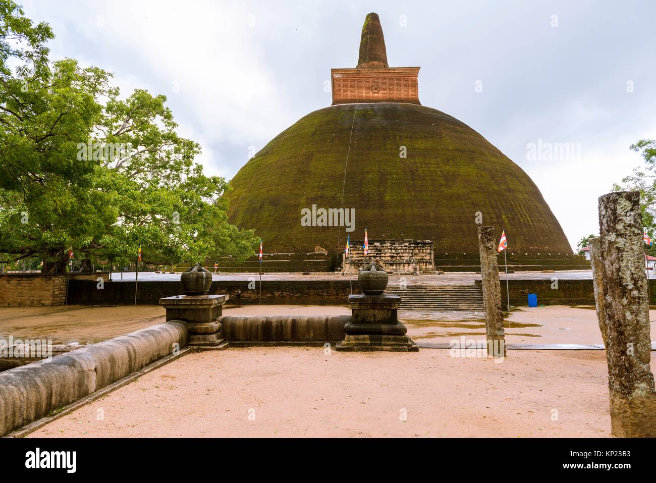 Abhayagiri dagoba at the abhayagiri monastery abhayagiri vihara hi-res ...