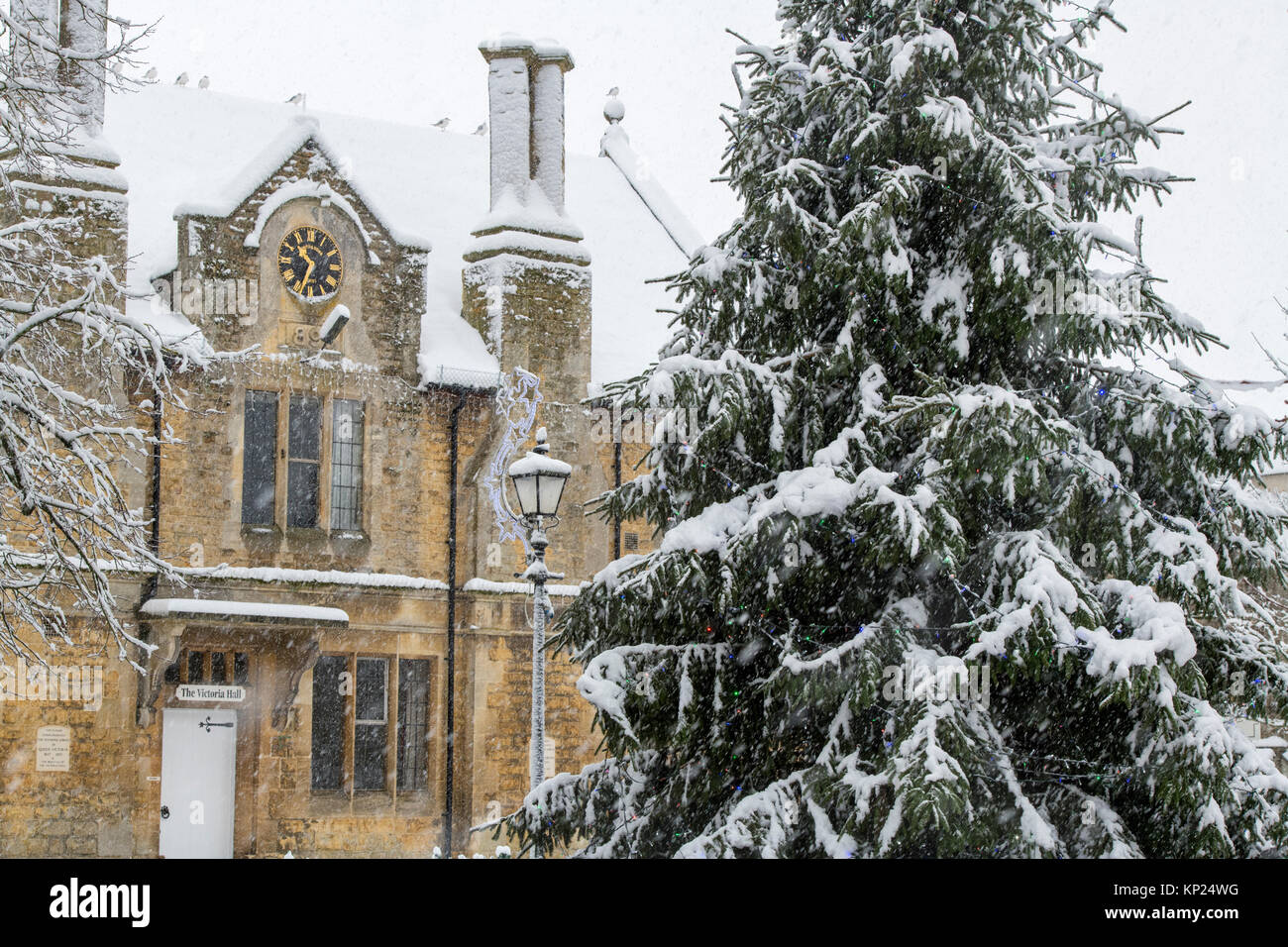 Christmas snow winter cotswolds hi-res stock photography and images - Alamy